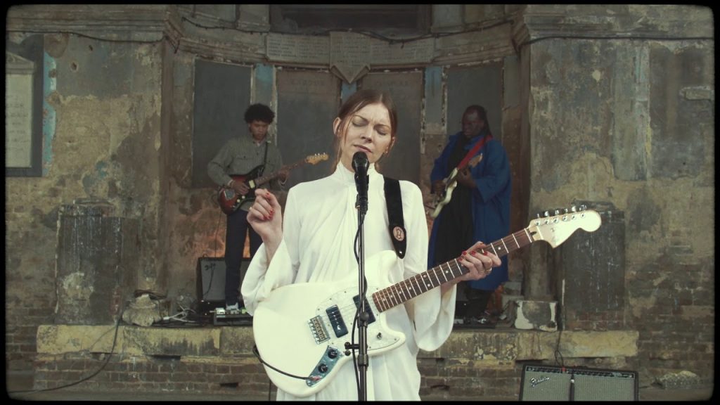 A cantora britânica Rosie Lowe lança o álbum “YU”, em todas as ...