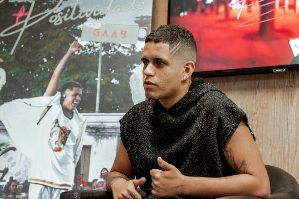 Gaab apresenta seu novo álbum, “Positividade”, com as participações de ...